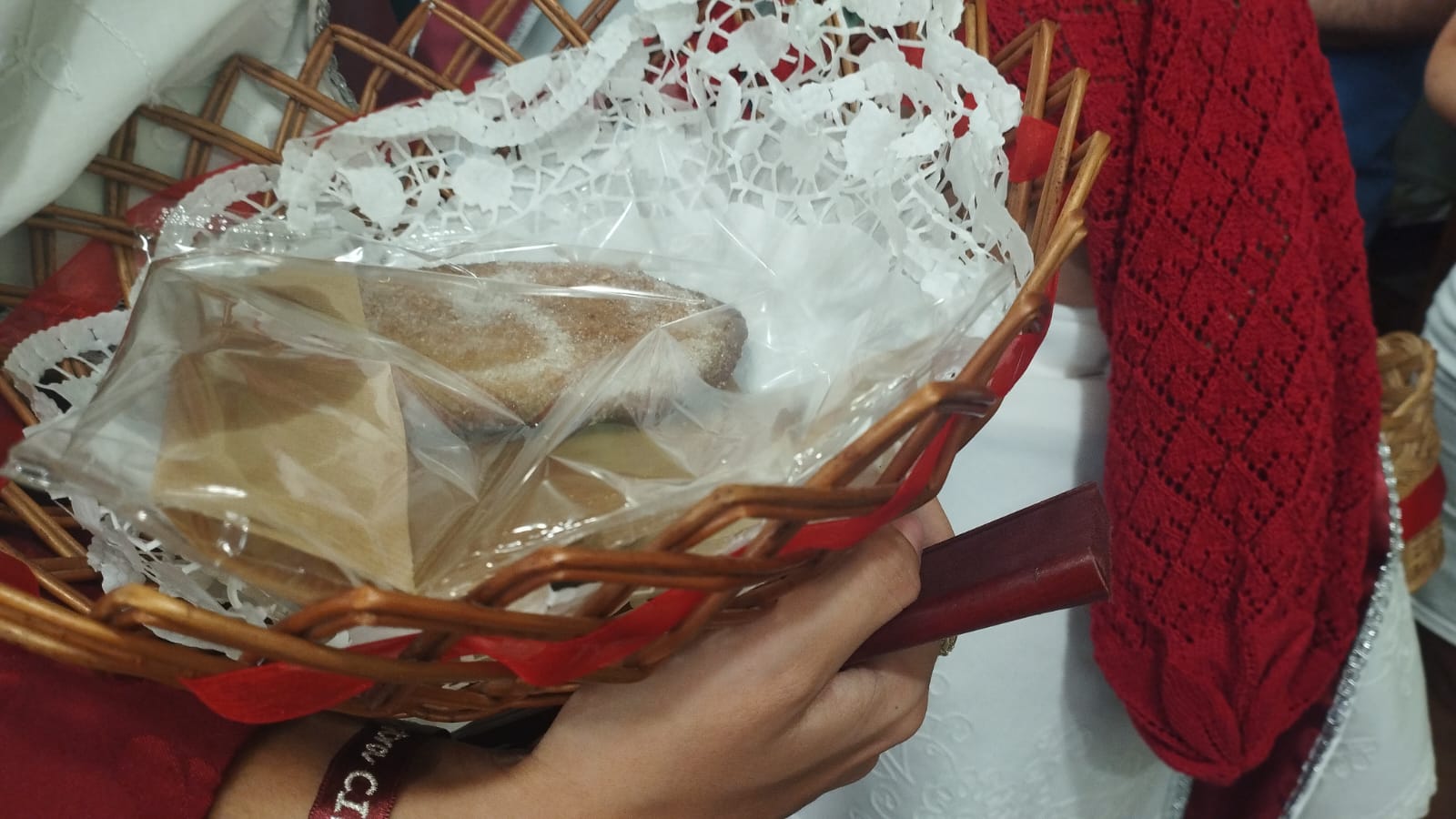 Pubilles i hereus reparteixen el panoli per a les Festes de la Cinta ...